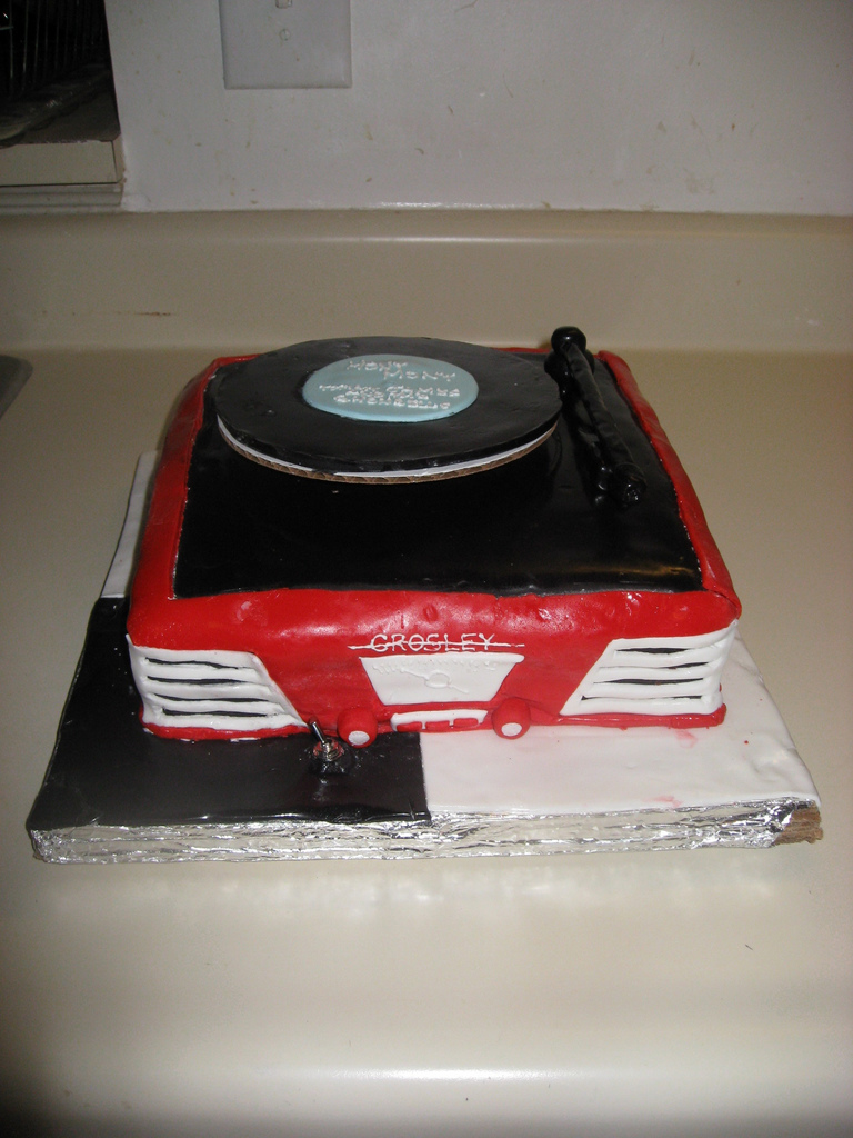 Record Player Cake – “Mony Mony” – simmiecakes